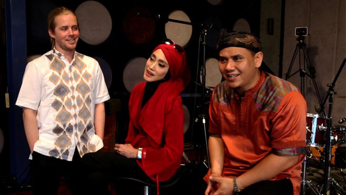 Garap Album Religi, Natasha Gandeng Fadly Padi Dan Mustafa Debu - Enam ...