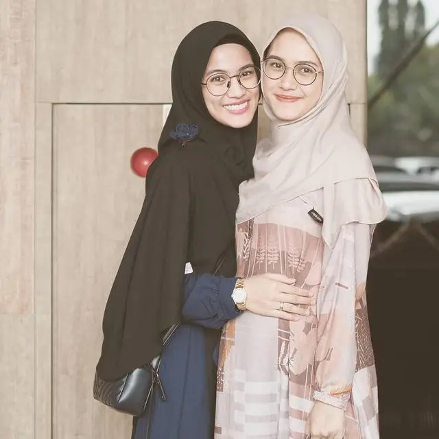 Adik Mantap Berhijab, Ini 6 Potret Alyssa dan Annissa Soebandono saat Kenakan Hijab - Hot ...
