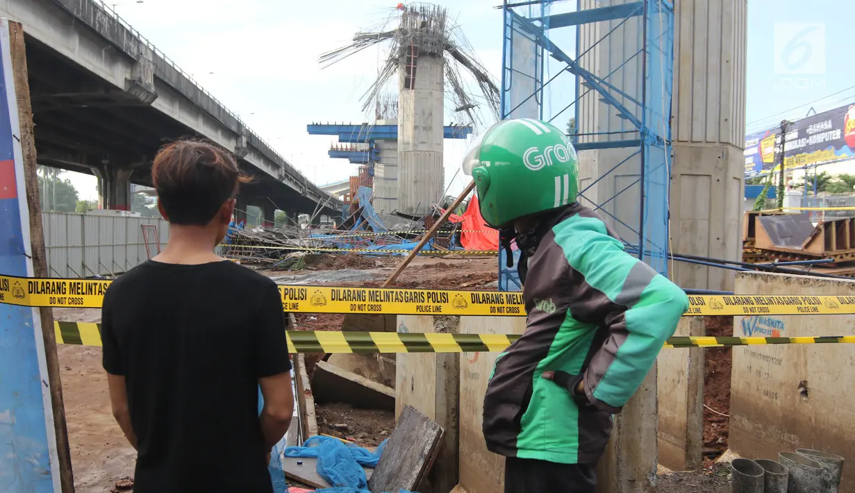 FOTO: Ambruknya Tiang Tol Becakayu Jadi Tontonan Warga - Foto Liputan6.com