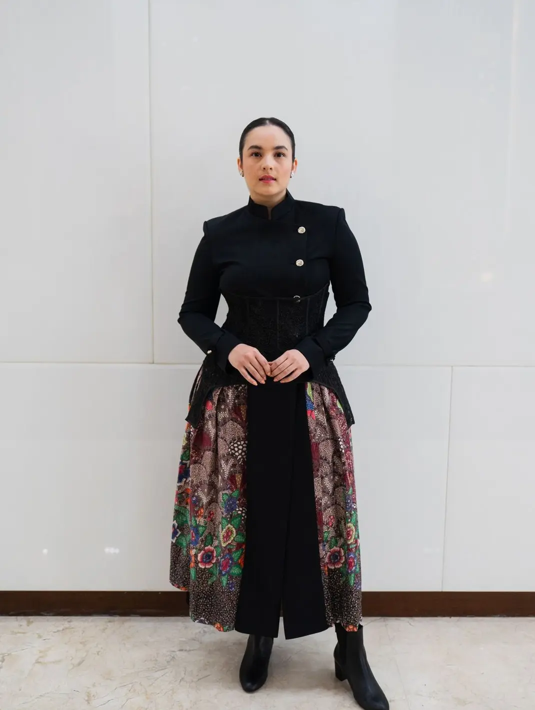 5 Gaya Maskulin Chelsea Islan Pakai Dress Batik Bersiluet Beskap ...