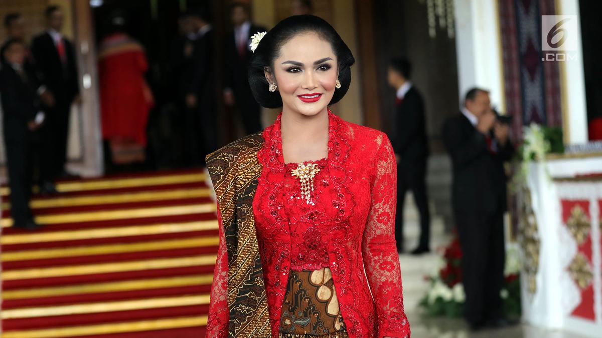 FOTO: Penampilan Para Artis Saat Dilantik Jadi Anggota DPR