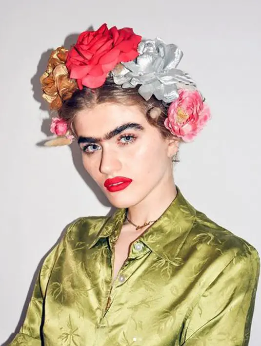 PHOTO: Punya Alis Tak Biasa, Model Cantik Ini Jadi Perbincangan - Foto ...