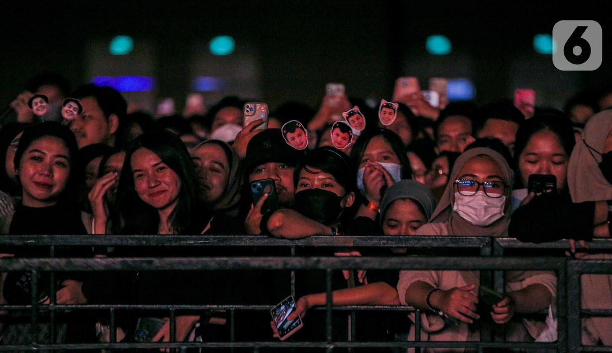 Penampilan Tulus di Konser Penutup Tur Manusia 2023 Jakarta - Foto ...