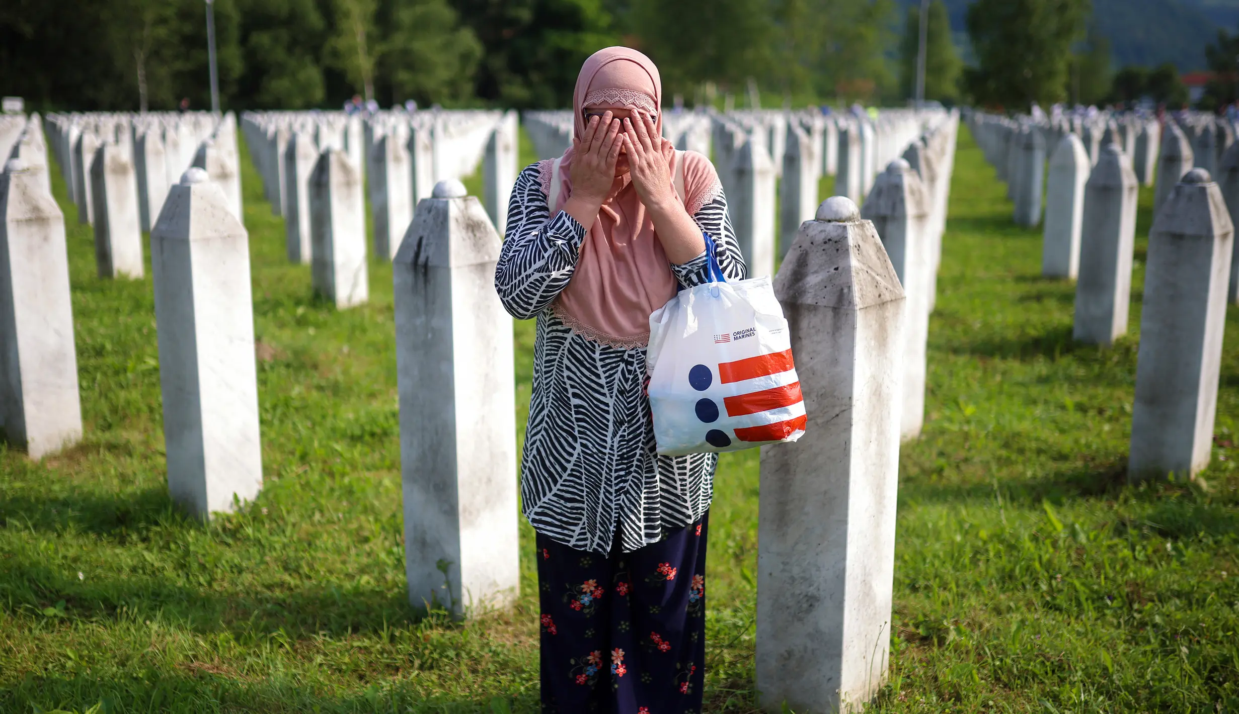 Duka Keluarga Korban Genosida Srebrenica di Peringatan 28 Tahun ...