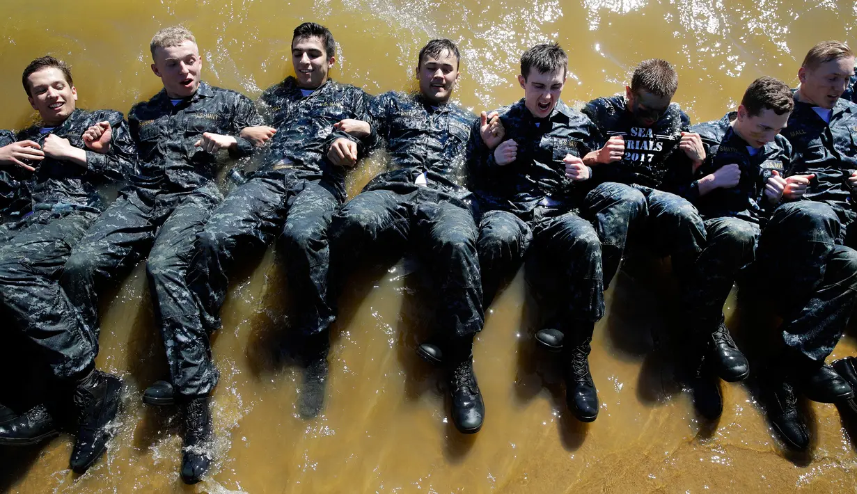 Unjuk Kekuatan Fisik Para Calon Tentara Angkatan Laut AS - Foto ...