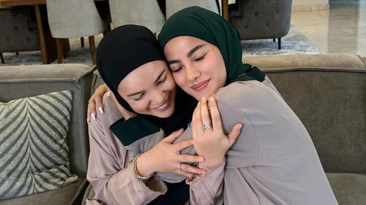 6 Potret Tampilan Santun Bikin Adem Dewi Sandra dan Olla Ramlan saat Bertemu - Photo Fimela.com