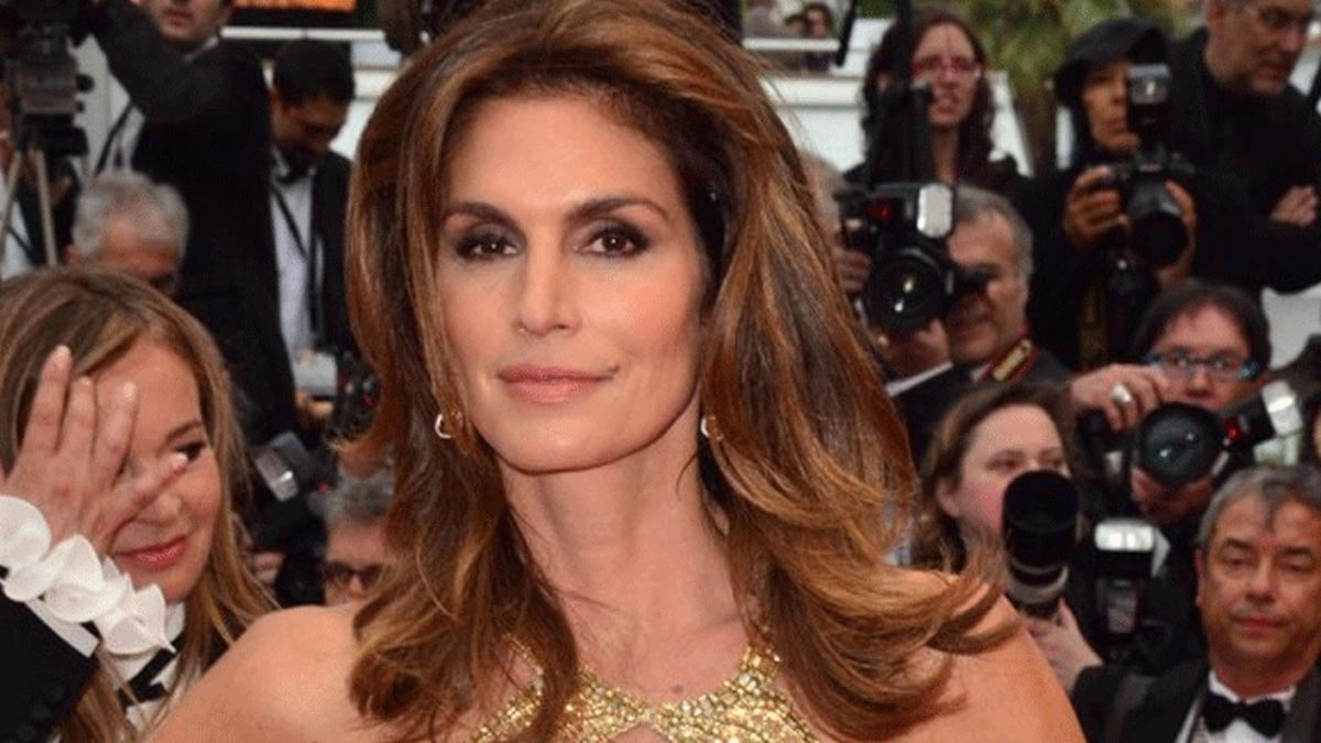 Cindy Crawford Tampil Tanpa Olah Digital di Sampul Majalah