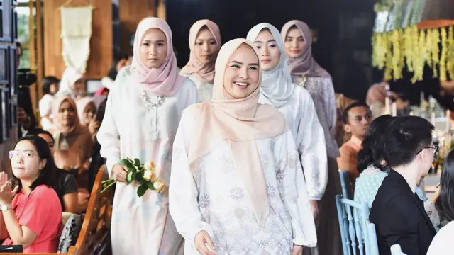 Sosok Gadis Minang dalam Koleksi Busana Ramadan Ria Miranda - Fashion ...