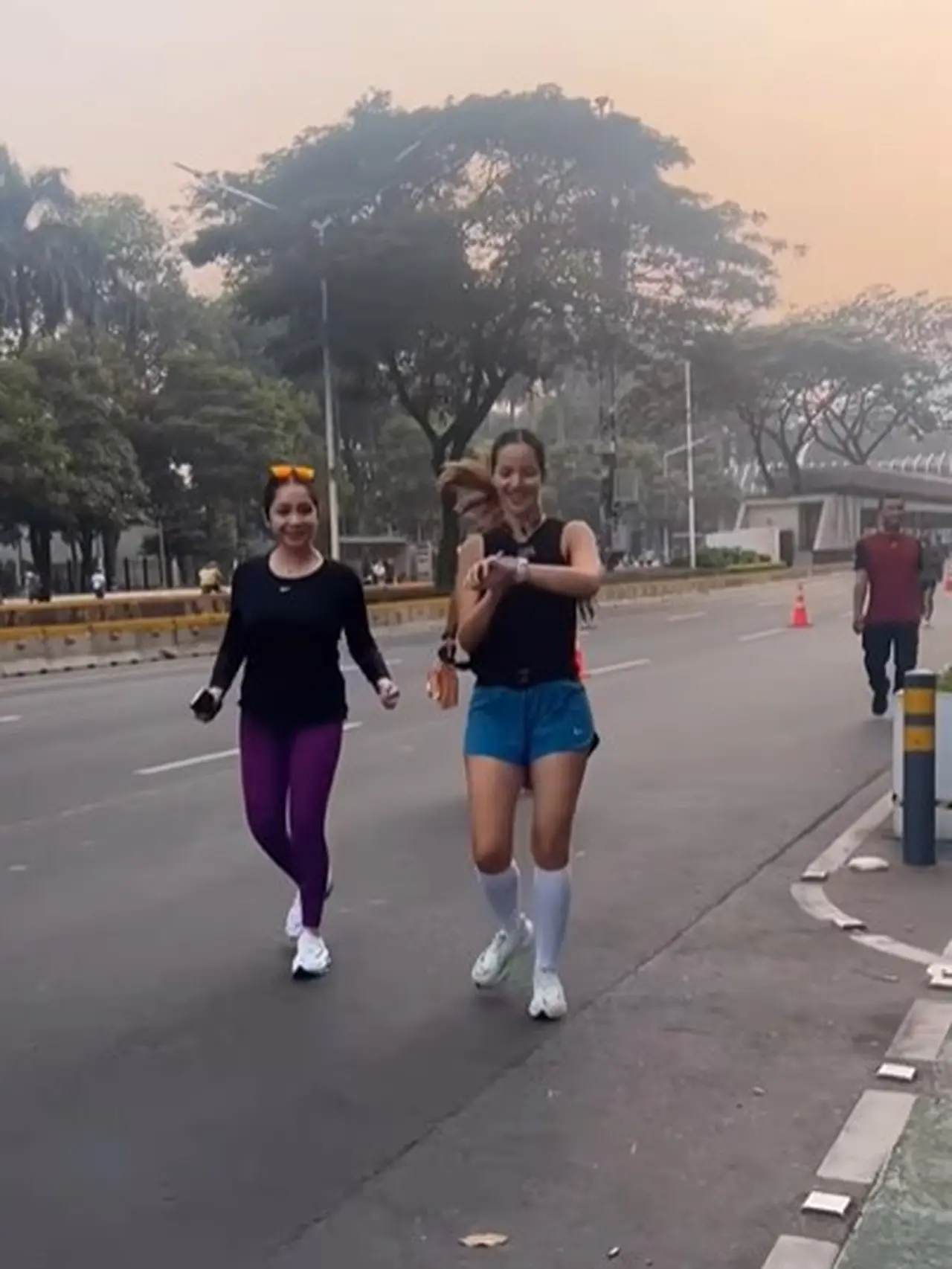 Lihat Outfit Nagita Slavina saat Lari Bareng Nia Ramadhani - Entertainment Fimela.com