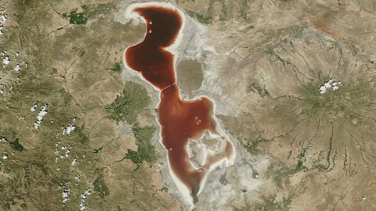 NASA Potret Danau Iran yang Jadi 'Merah Darah', Pertanda Apa?