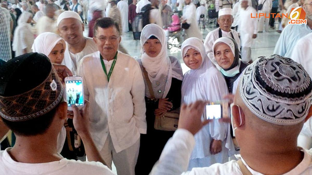 Di Masjidil Haram, Jusuf Kalla Sibuk Layani Foto Bersama Jemaah