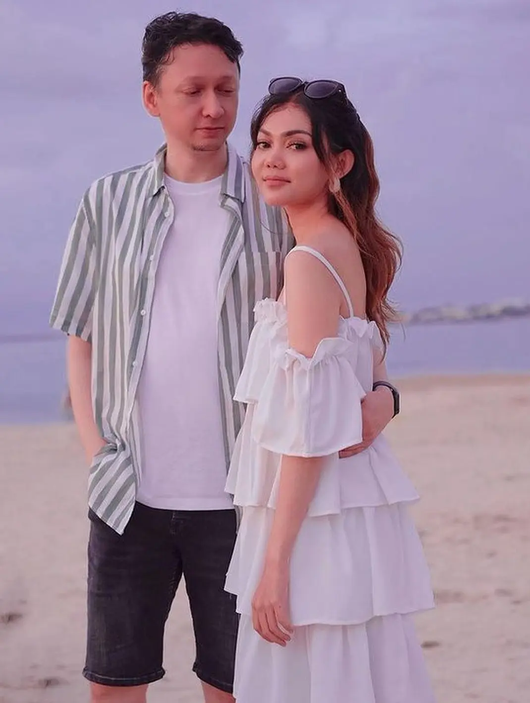 Jauh dari Gosip, Ini Potret Rina Nose dan Suami yang Manis dan Romantis ...