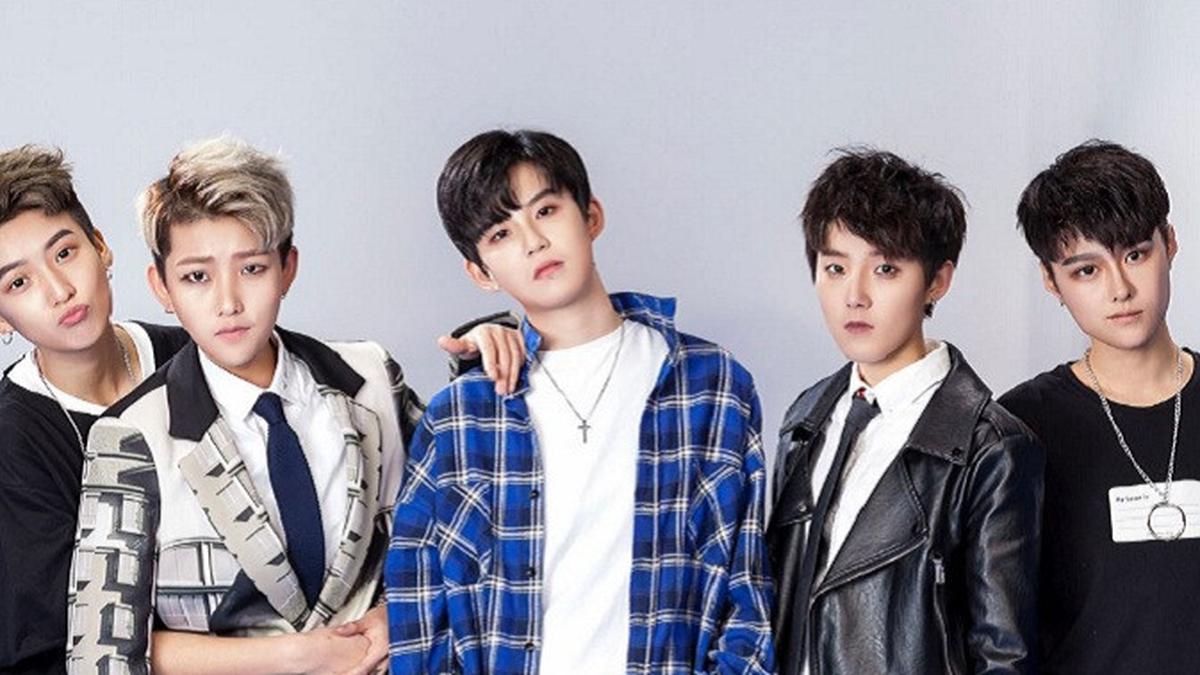 Acrush, Boyband Pertama Beranggotakan Para Wanita - Entertainment ...