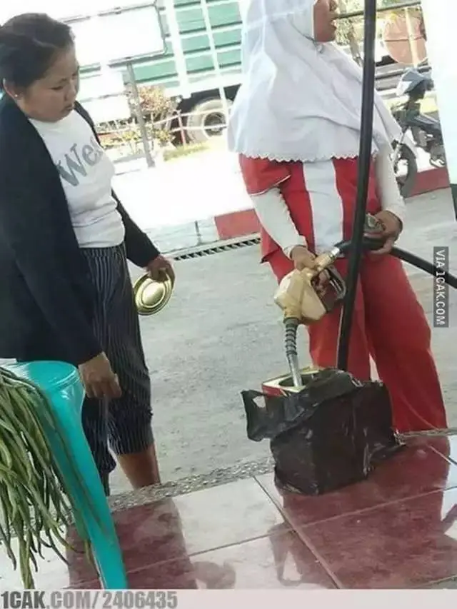 7 Potret Orang Beli Bensin Pakai Wadah Nyeleneh, Kocak Abis - Hot Liputan6.com