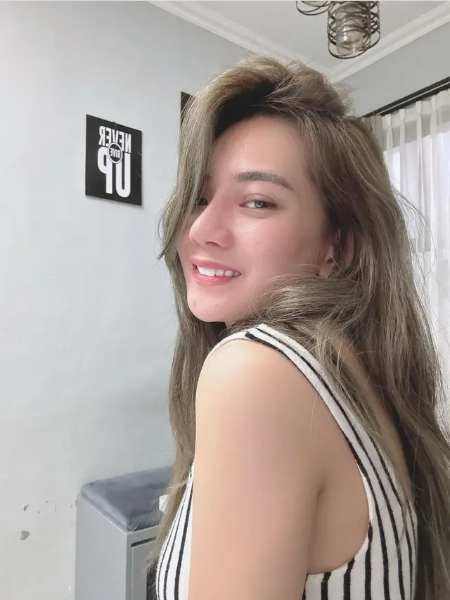 10 Potret Terbaru Berlliana Lovell Kini Mualaf, Gaya Pakai Hijab Bikin Pangling - Hot Liputan6.com