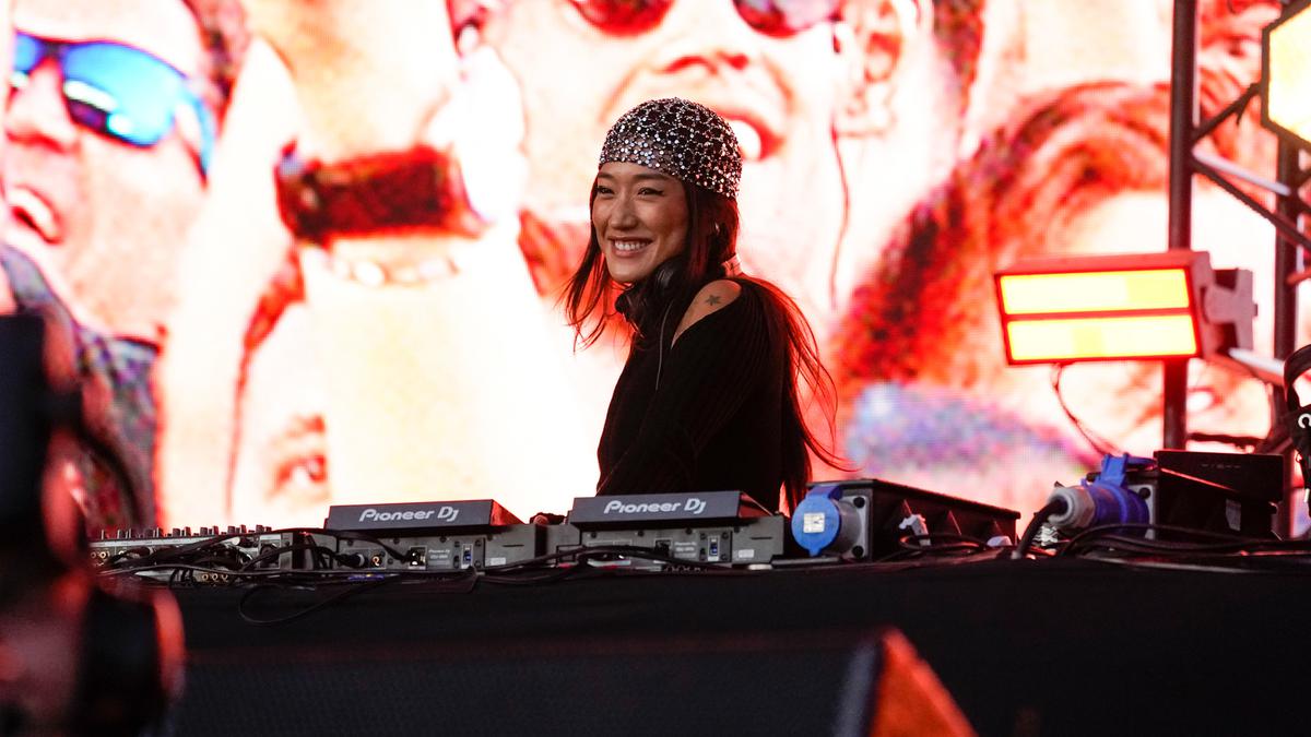 Aksi DJ Korea Selatan Peggy Gou Meriahkan Field Day 2022 - Foto ...