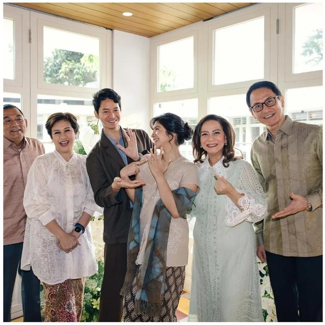 7 Potret Penampilan Awet Muda Addie MS dan Memes di Momen Lamaran ...