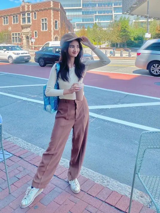 Outfit Sabrina Anggraini Kuliah di MIT, Tampil Kece Bak ABG - Foto ...