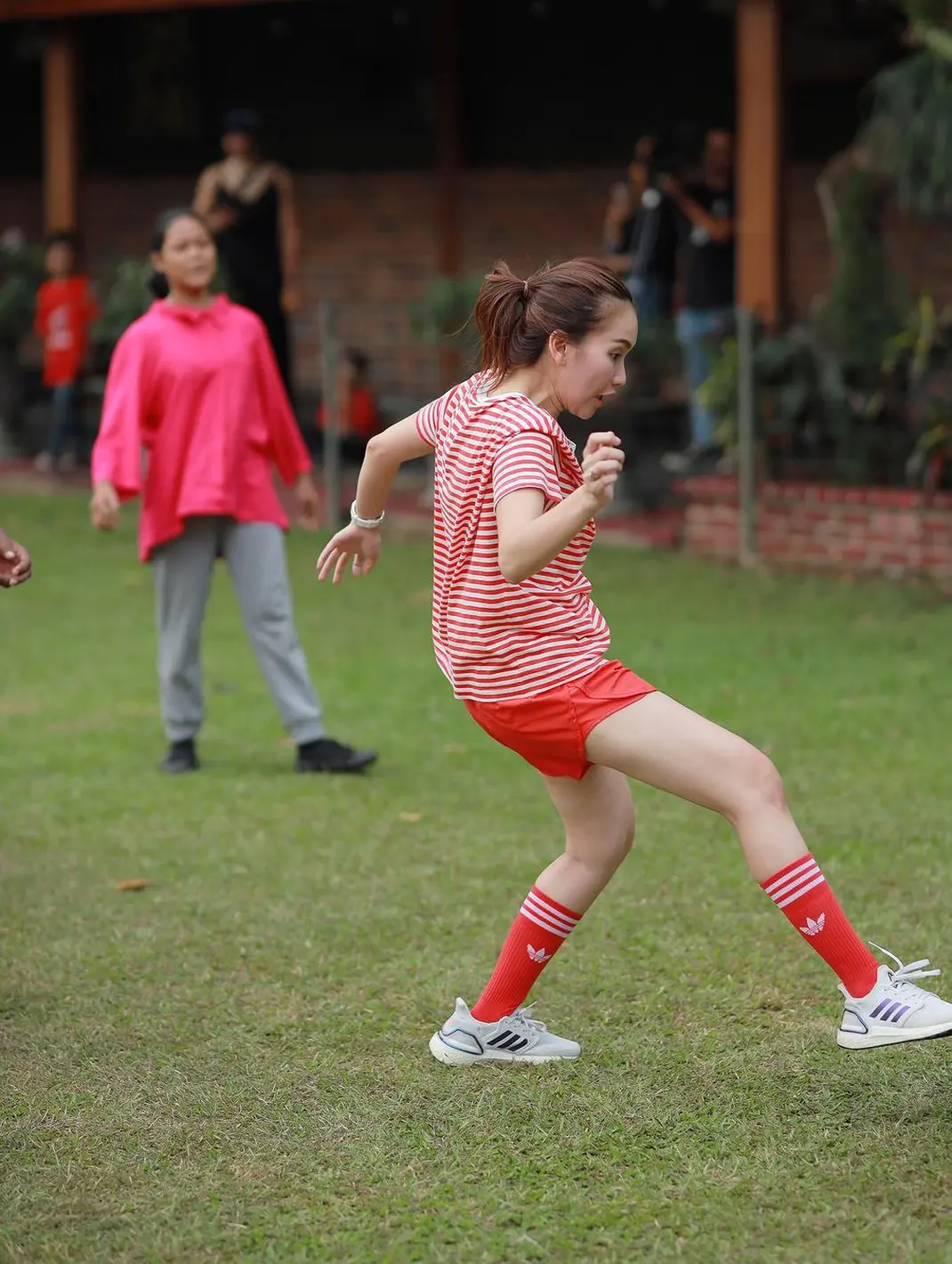 8 Potret Ayu Ting Ting Main Bola di Kampung, Penampilannya Jadi Sorotan ...