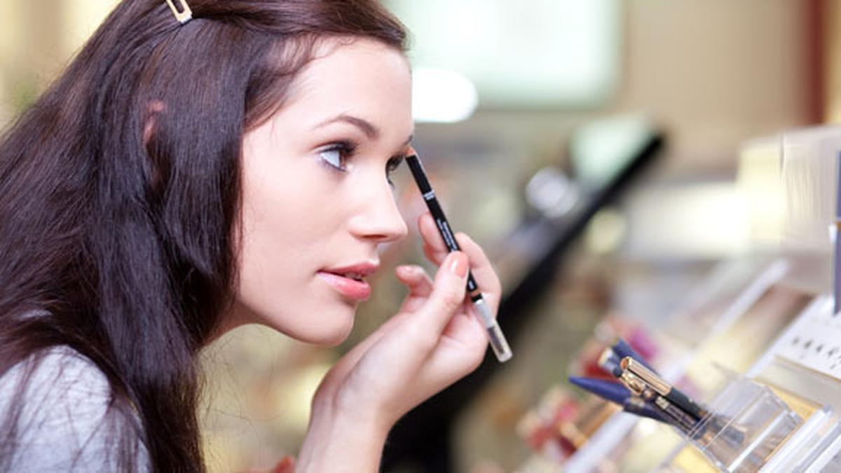 Simpel! Tutorial Make Up 5 Langkah Dapatkan Alis Tebal Alami - Beauty ...