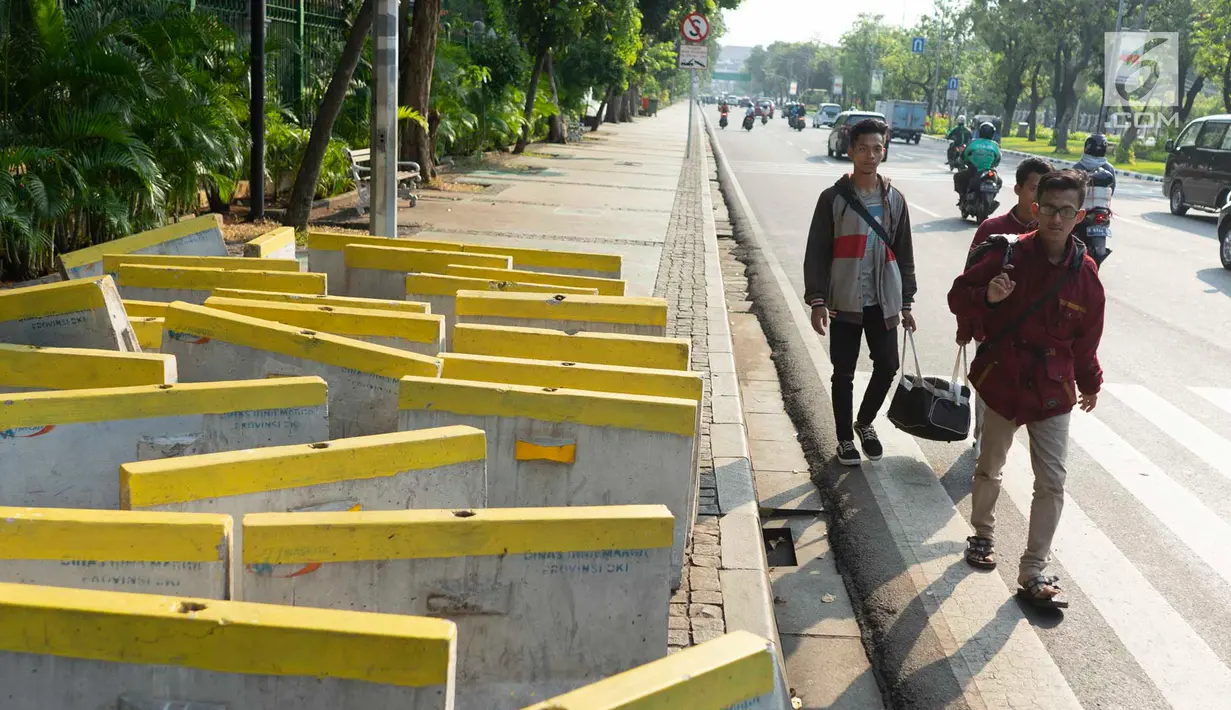 FOTO: Pembatas Jalan Ganggu Pejalan Kaki di Jalan Merdeka Utara - Foto ...