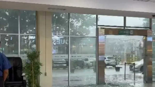 Hujan Deras, Pintu Kaca Mal Botani Square Bogor Pecah Diterjang Angin ...