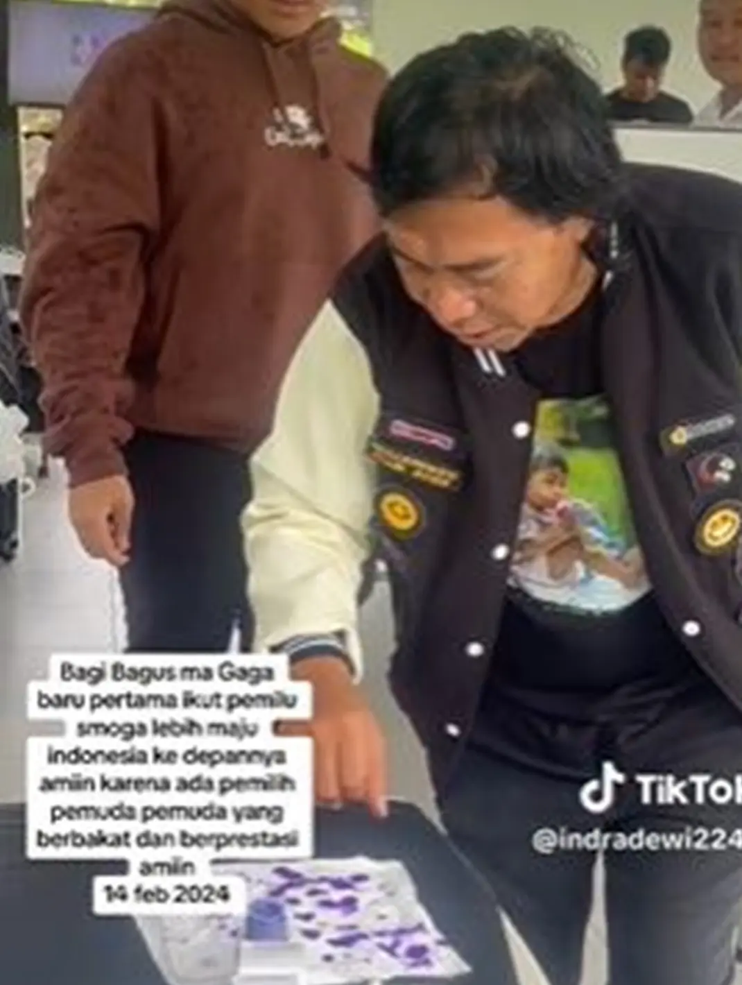 Viral Pose Nyelenehnya Di Surat Suara Ini Potret Komeng Saat Nyoblos