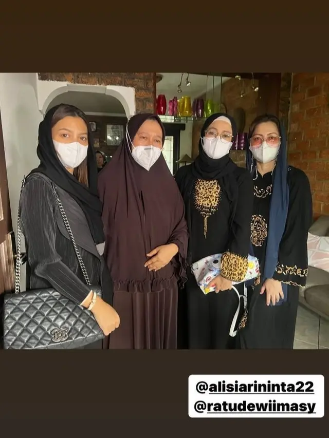 5 Potret Bintang Takdir Cinta yang Kupilih di Makam Eeng Saptahadi ...