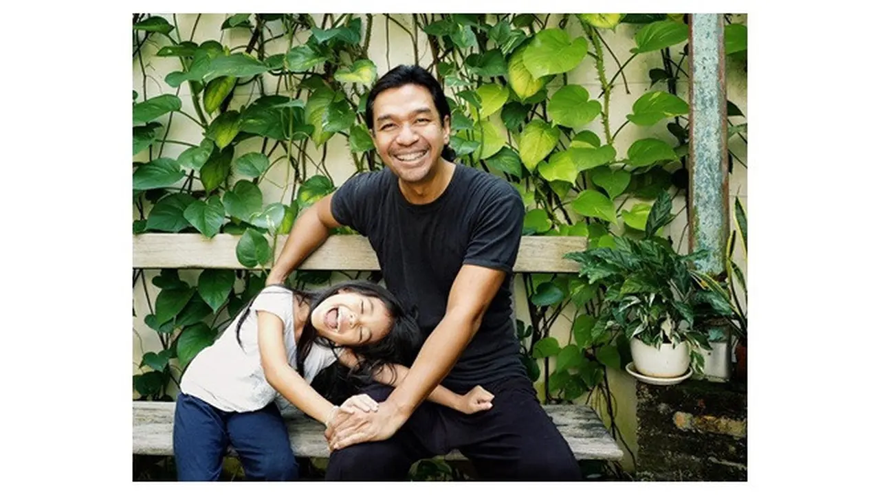 Jarang Tersorot, Ini 7 Potret Kebersamaan Dimas Djay dengan Sang Putri ...