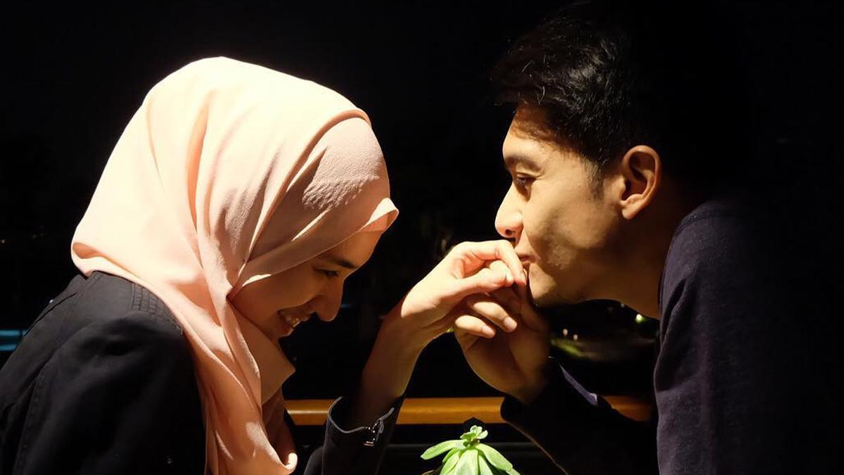 Jarang Terekspos, Ini 8 Potret Romantis Dimas Seto dan Dhini Aminarti ...