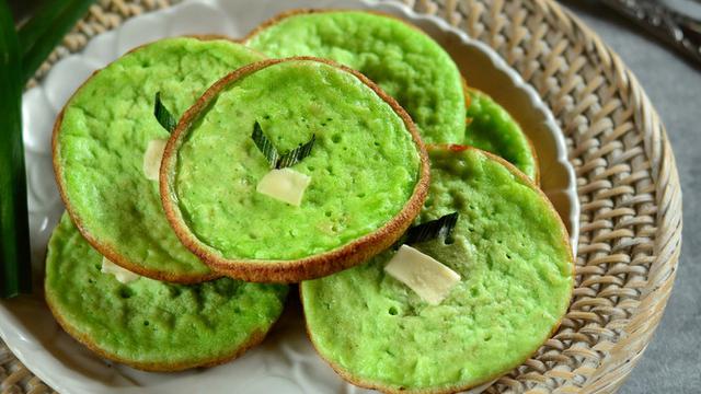 5 Resep Kue Lumpur Pandan Lembut, Empuk dan Wangi - Food Fimela.com