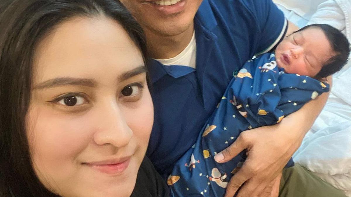 Anak Lahir di Tanggal Cantik, Ini Kata Adly Fairuz dan Istri - Entertainment Fimela.com