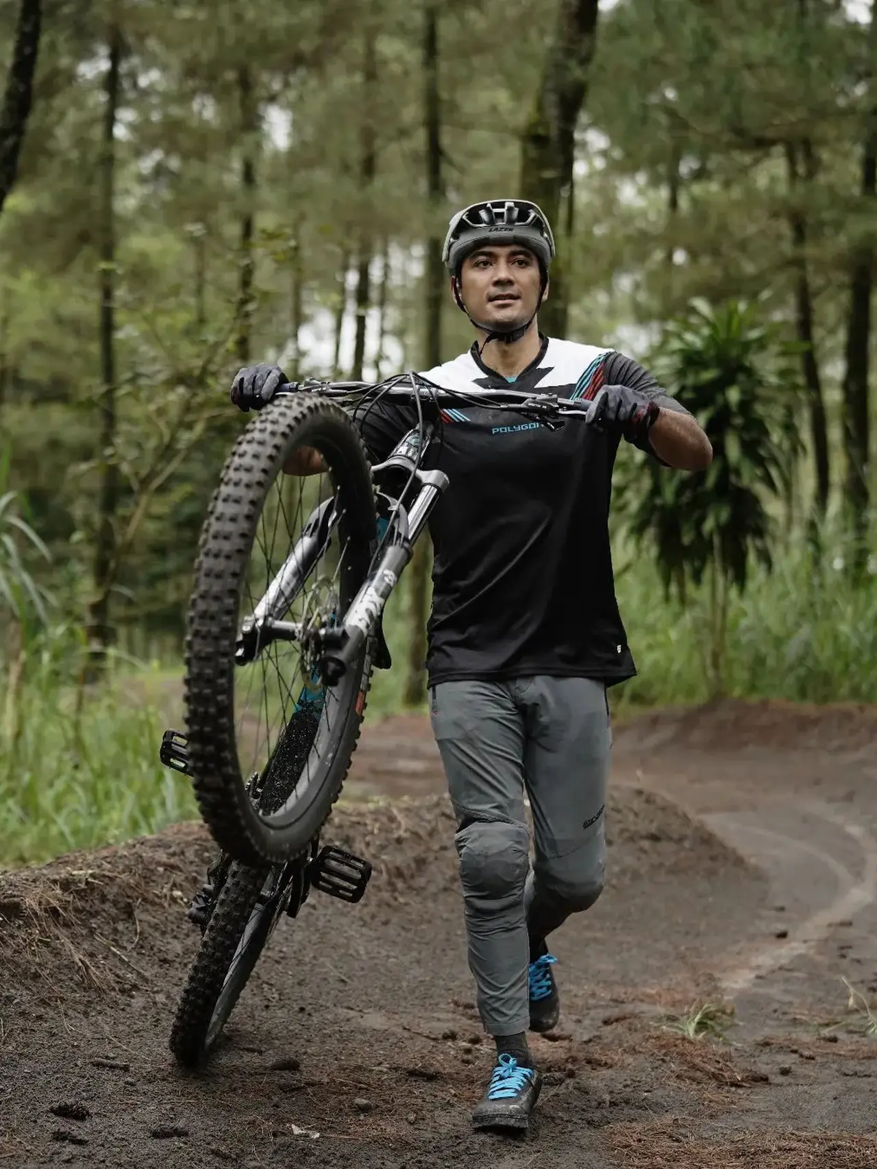 7 Potret Keren Ario Bayu Atraksi Naik Sepeda Ini Ekstrem - Hot Liputan6.com