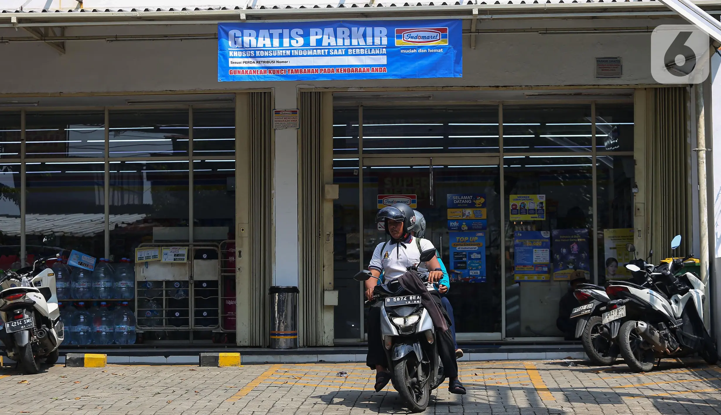 Juru Parkir Liar Kembali Marak di Minimarket Jakarta - Foto Liputan6.com