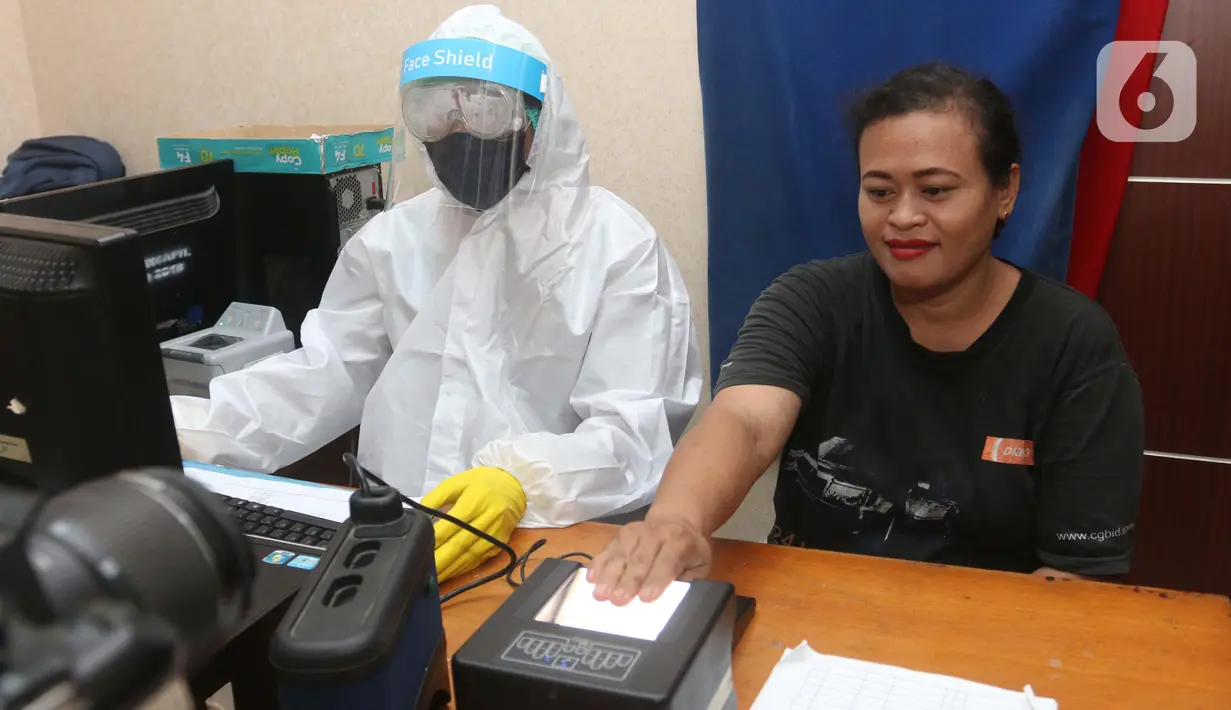 FOTO: Petugas Dukcapil Gunakan APD Lengkap - Foto Liputan6.com