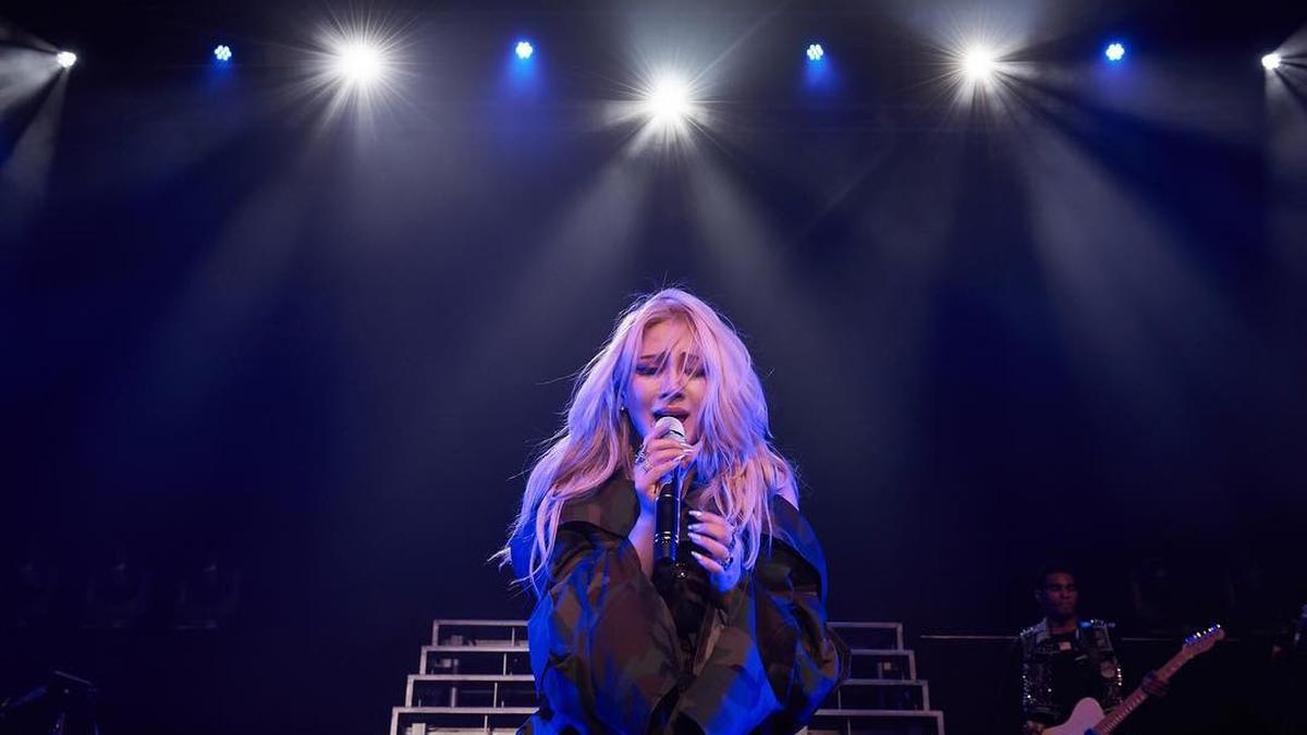 CL muncul di single terbaru Black Eyed Peas, Dopeness