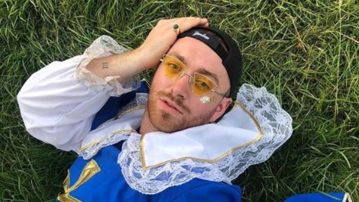 Untuk Pertama Kalinya, Sam Smith Pakai Sepatu Heels di Ajang ...