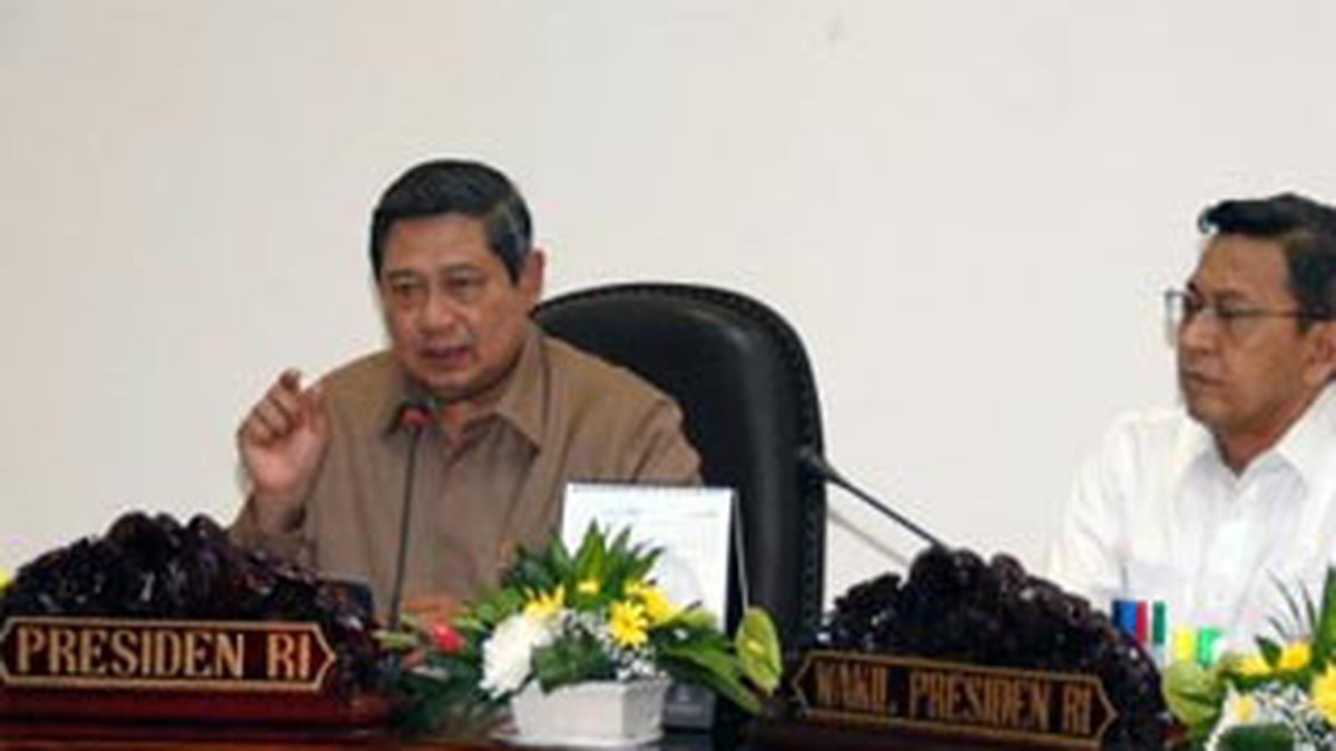 SBY Beri Penghormatan Terakhir untuk Almarhum Azrul Azwar - News ...