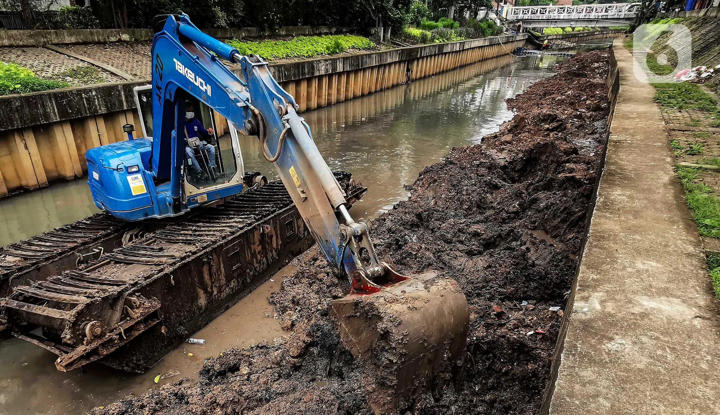 FOTO: Pengerukan Lumpur Aliran Kali Grogol untuk Antisipasi Banjir - Foto Liputan6.com