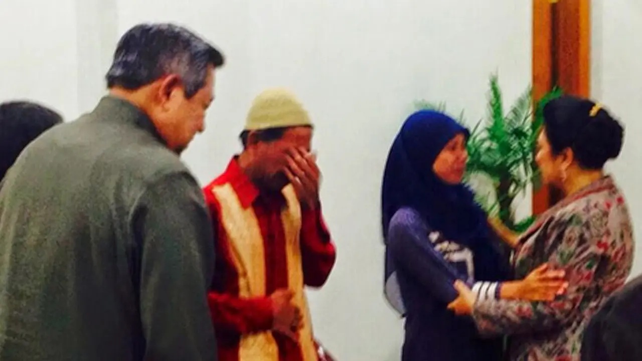 6 Transformasi Raeni, dari Wisuda Diantar Ayah Naik Becak hingga Raih Gelar Doktor - Hot ...