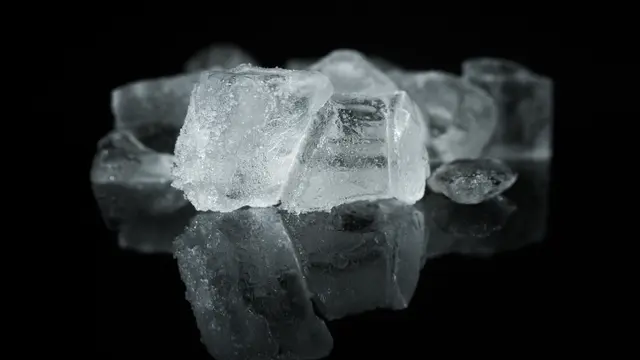 8 Manfaat Es Batu untuk Wajah, Ketahui Cara Menggunakannya - Ragam Bola.com