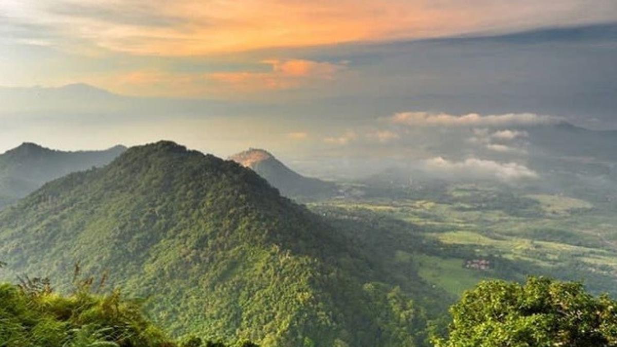 Mendaki Tak Sampai Dua Jam dan Nikmati Sunrise di Gunung Bongkok ...