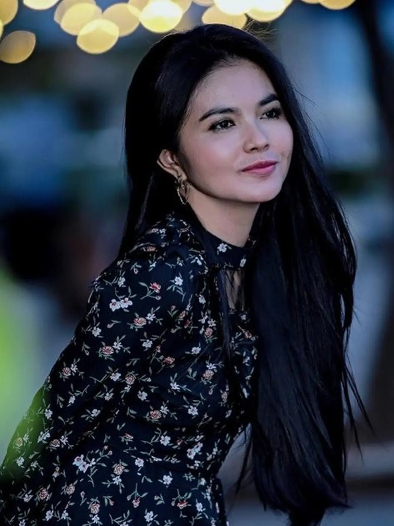 Terpaut 19 Tahun, Ini 6 Potret Cantik Karina Ranau Istri Epy Kusnandar - Entertainment Fimela.com