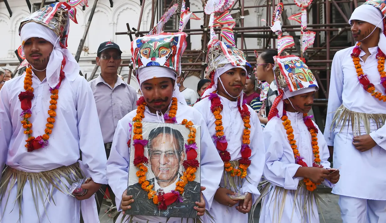 PHOTO: Semarak Bocah Nepal saat Meriahkan Gai Jatra Festival - Foto ...