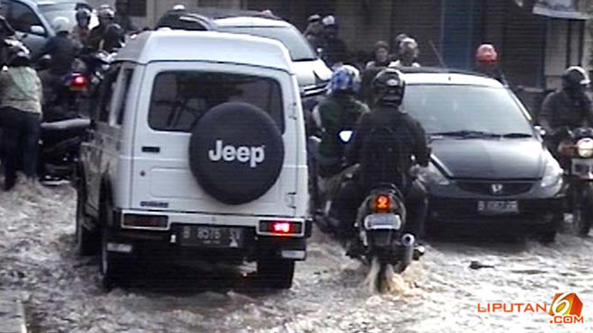 Jalan Raya Condet Tergenang Setengah Meter - News Liputan6.com