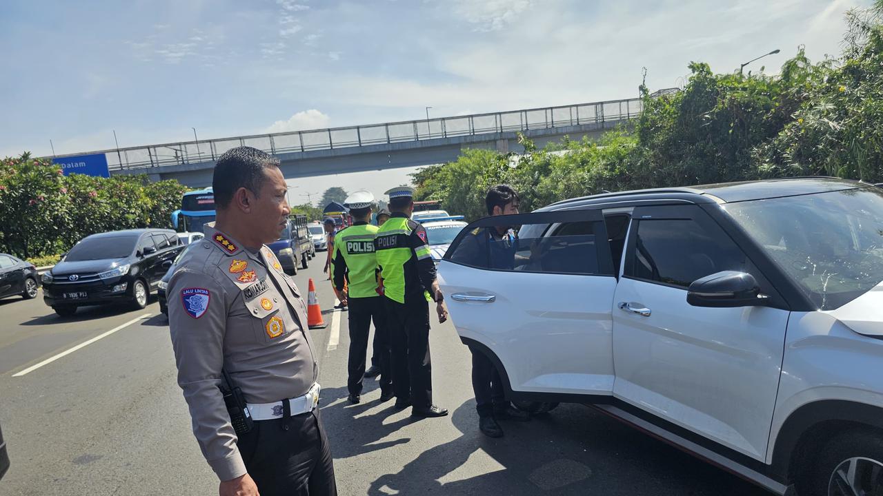 Mobil Hyundai Creta Tabrak Pikap di Bahu Jalan Tol Jagorawi, 2 Orang Terluka