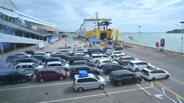 Arus Balik Nataru Landai, ASDP Catat Dominasi Truk Logistik dan Bus