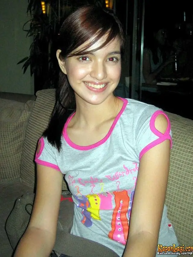 6 Beda Gaya Mikhayla dengan Nia Ramadhani Remaja, Dagu Lancip Jadi Sorotan - Hot Liputan6.com