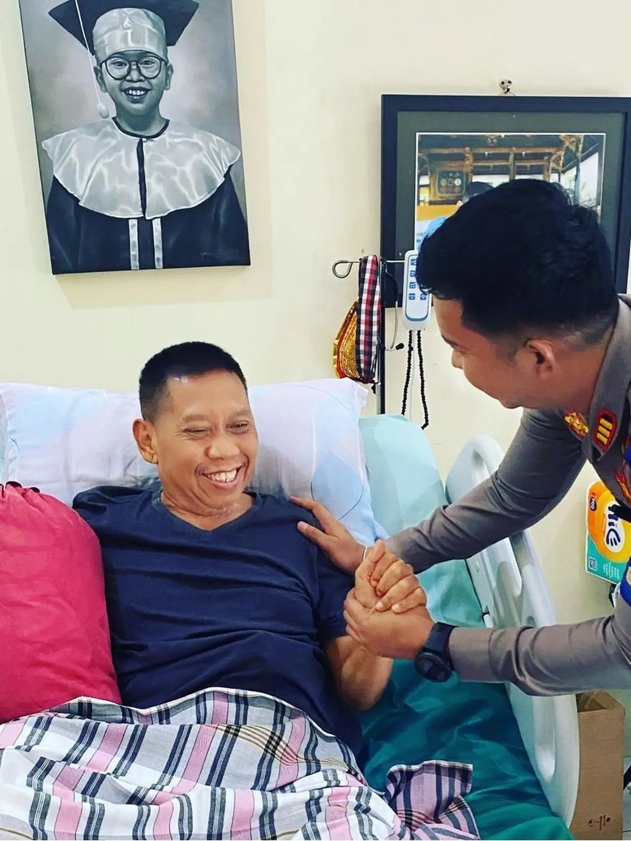 7 Potret Ega Prayudi Anak Angkat Tukul Arwana Saat Jenguk Ayah, Setia Merawat - Hot Liputan6.com