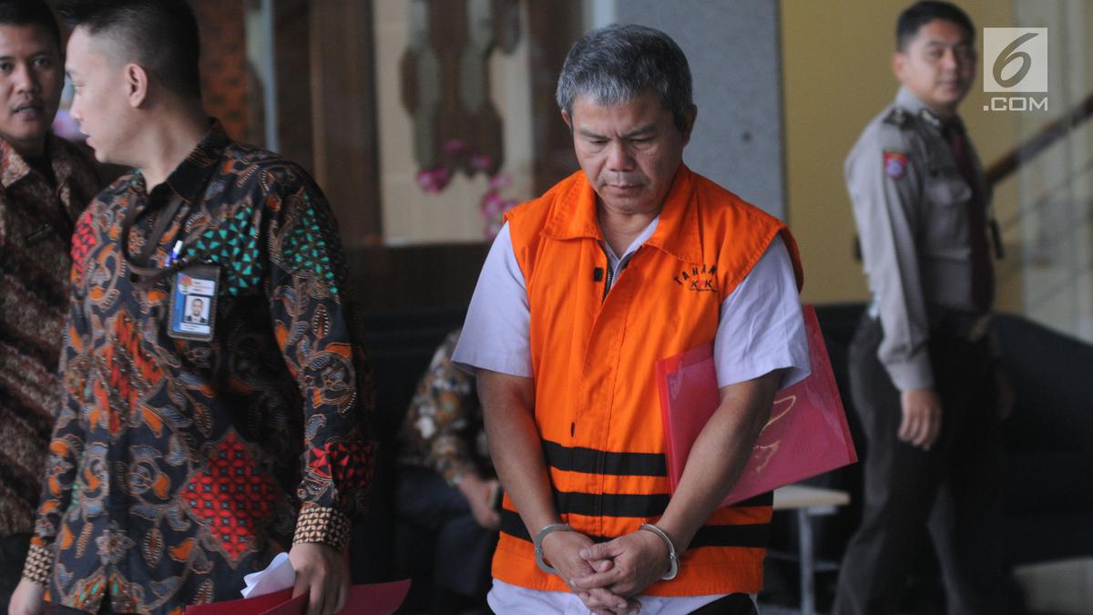 FOTO: Kasus Suap, Supervisor Kantor Pajak Ambon Tertunduk Usai Diperiksa KPK - Foto Liputan6.com